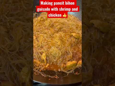 Making simple pancit bihon guisado with shrimp and chicken #scrumptious #foodie #shorts 👍