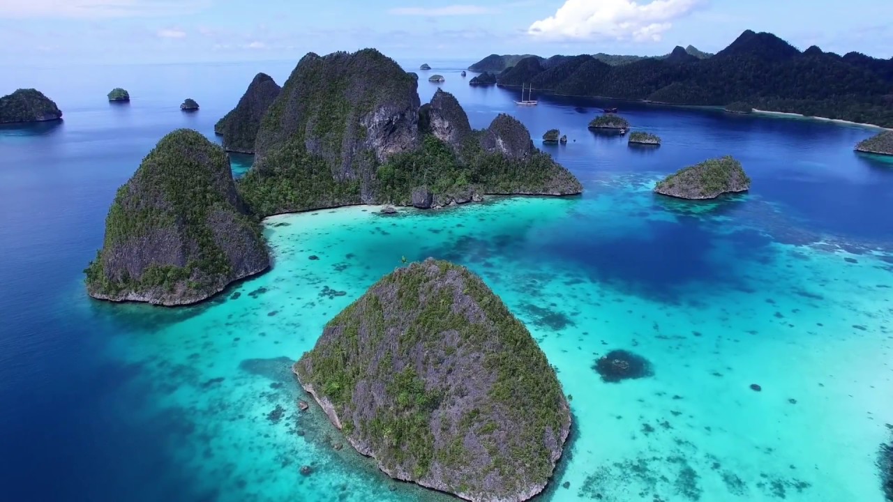 WHILE THAT TIME IN RAJA AMPAT , PAPUA, INDONESIA ! video by Julien Roche.