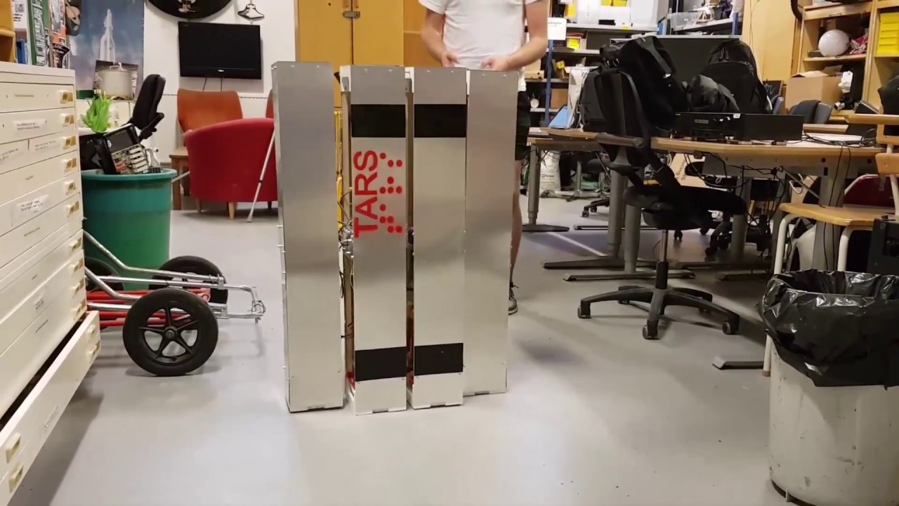 Un robot TARS de Interstellar que camina de verdad