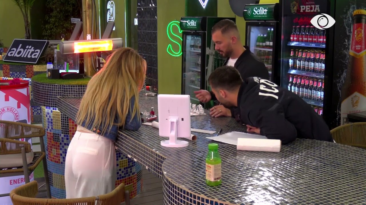 “E si luhet kjo tani?”/ Romeo mëson Heidin të luajë shah – Big Brother ... “E si luhet kjo tani?”/ Romeo mëson Heidin të luajë shah – Big Brother ...