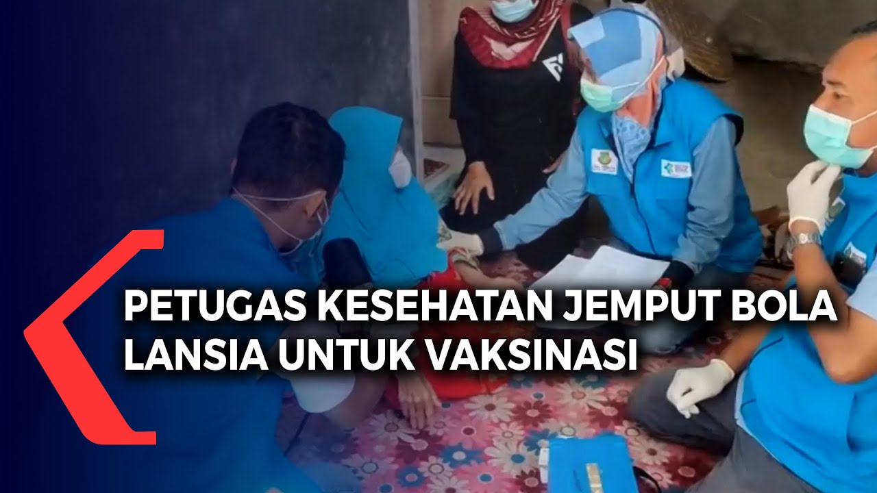 Petugas Kesehatan Jemput Bola Lansia untuk Vaksinasi