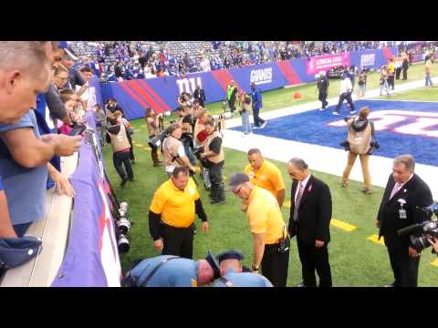 Eagles giants Cooper manning jumps on to the Field