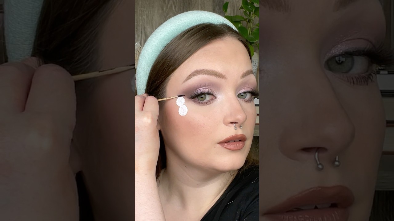 SNOWMAN MAKEUP HACK!!☃️❄️ would you wear it?? #makeuptutorial #holiday #beauty #makeup #christmas