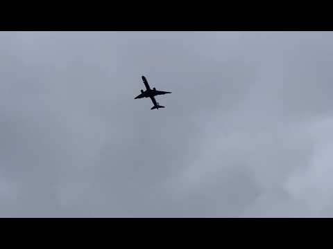 Boeing C-32A flying around Albany