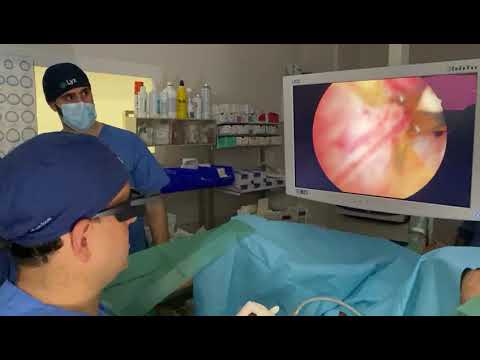 El Dr. Juan I. Martínez-Salamanca prueba el revolucionario dispositivo "Smart Surgery Glasses"