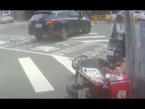 【車禍影片】 你訂餐我外送（2022.10.22 新竹市東區北大路與民權路口 | WoWtchout - 地圖型行車影像分享平台