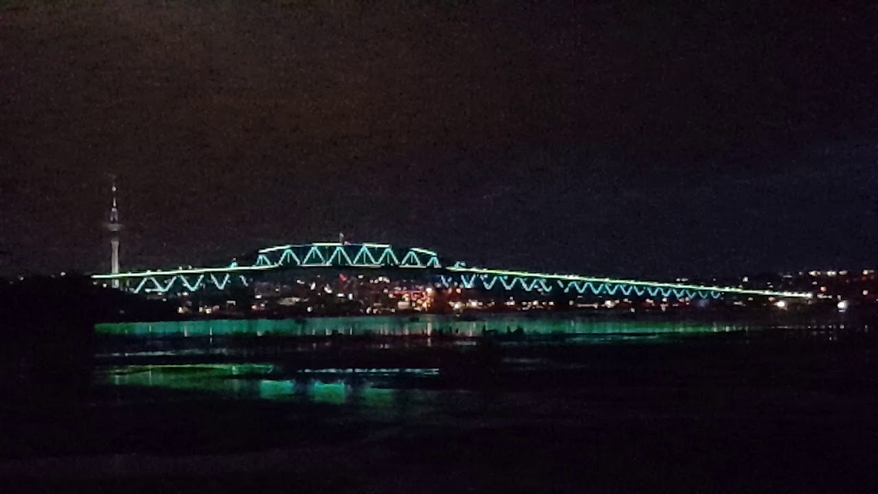 Vector Lights Up Auckland Harbour Bridge 2018