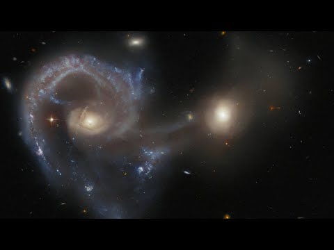 Hubble Space Telescope Observes Peculiar Galactic Pair Arp 107, 465 Million Light-years From Earth