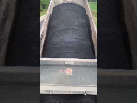 Look at that pour 👀 #shorts #asphalt #dumptruck #satisfying
