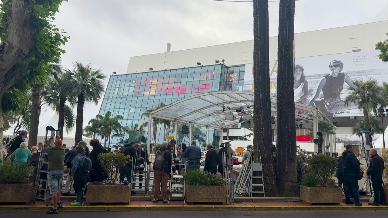 Stepladders, chains and star dreams: Cannes fans claim red carpet spots | AFP