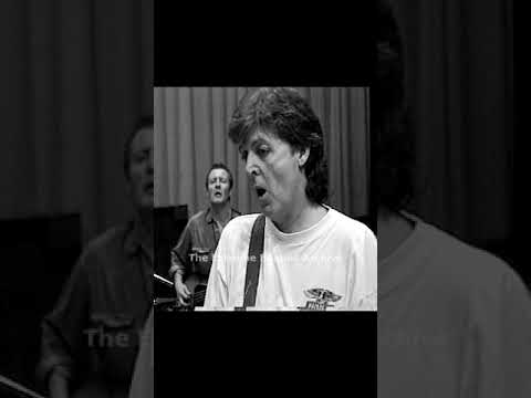 Paul McCartney Awesome Lead Guitar Duel 1993. Full chops on display!
