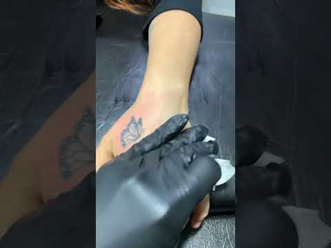 Tatuaje en la mano #shorts #tattoo #tattooartist #youtubeshorts #tattoolover #tattoolife