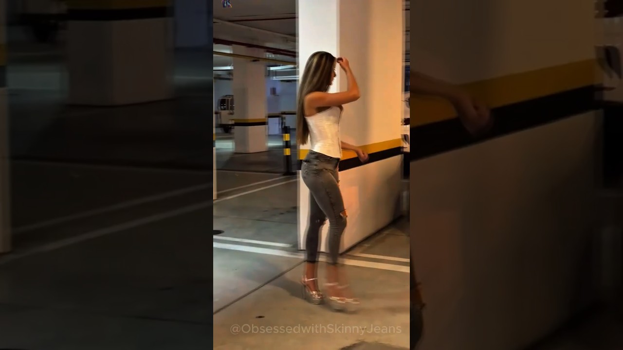 How to Walk in Tight Jeans for an Effortlessly Stunning Street Look