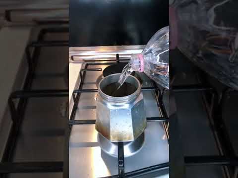 How To Make ITALIAN ESPRESSO In a Moka โ๐ฎ๐น #shorts