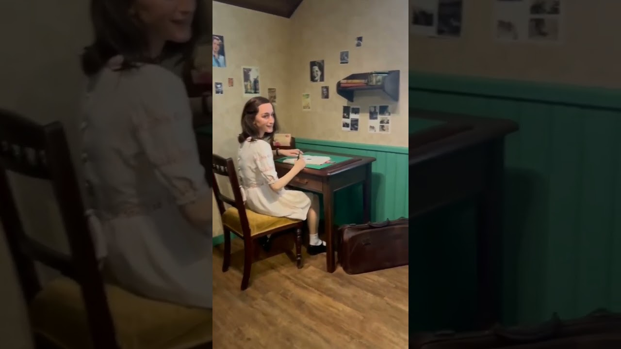 Estátua de Anne Frank no museu de cera Madame Tussauds de Amsterdã