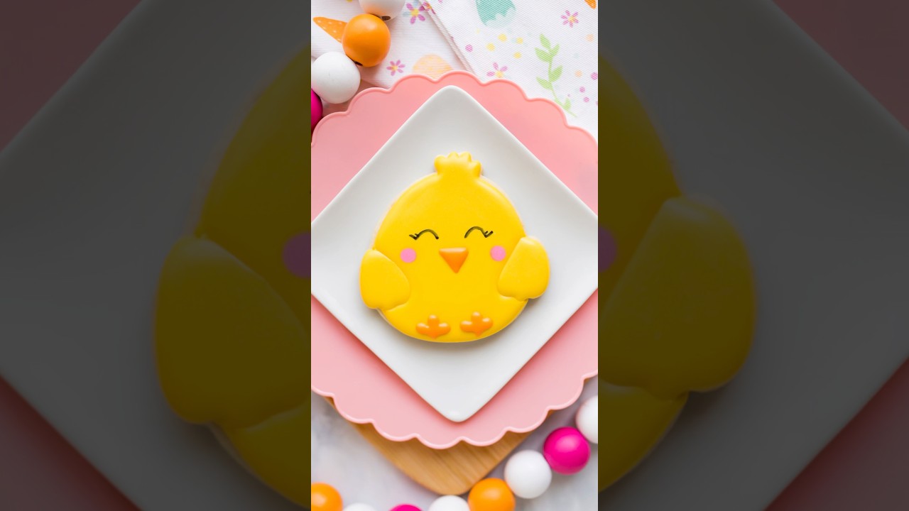 Chick sugar cookie decorated with royal icing for Easter #cookiedecorating #easter #satisfyingvideo