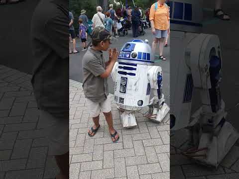 #Starwars #R2D2 Selfie with R2D2 #Sydney #tarongazoo