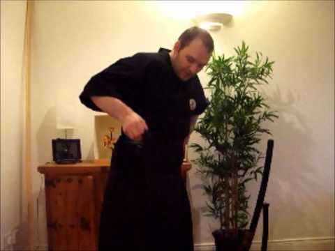 How to Wear a Hakama.wmv