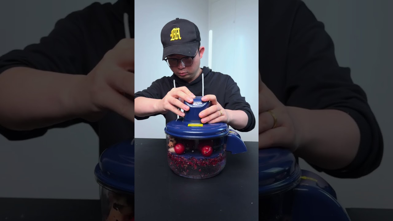 Would you use this automatic garlic peeler? 😳#AutomaticPeeler #KitchenTool#ProductReview #Shorts