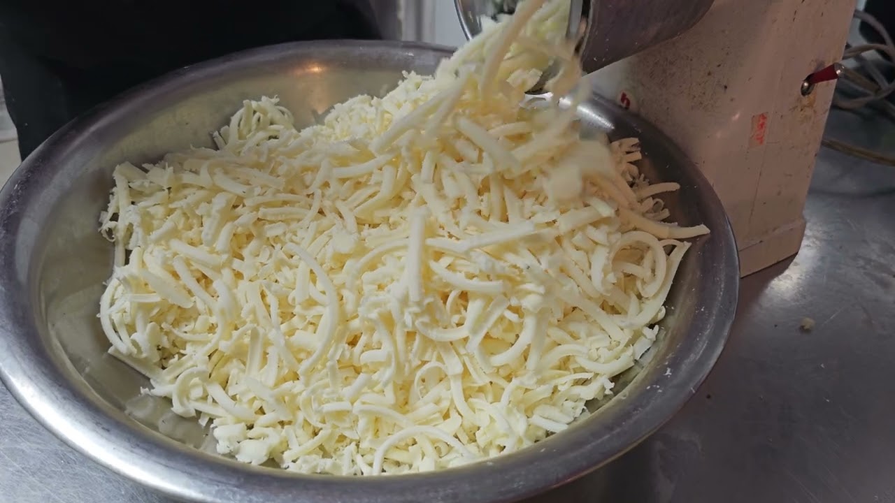 El primo rayando queso mozzarella