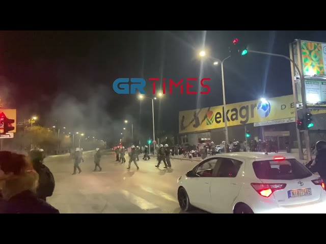 Επεισόδια στο ΑΠΘ-Πετροπόλεμος και χημικά των ΜΑΤ με καταληψίες | Flash