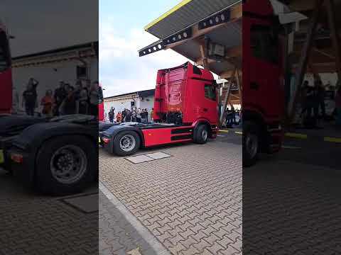 Der Elektrotrucker Tobias Wagner ist in Hilden beim Seed&Greet Ladepark.