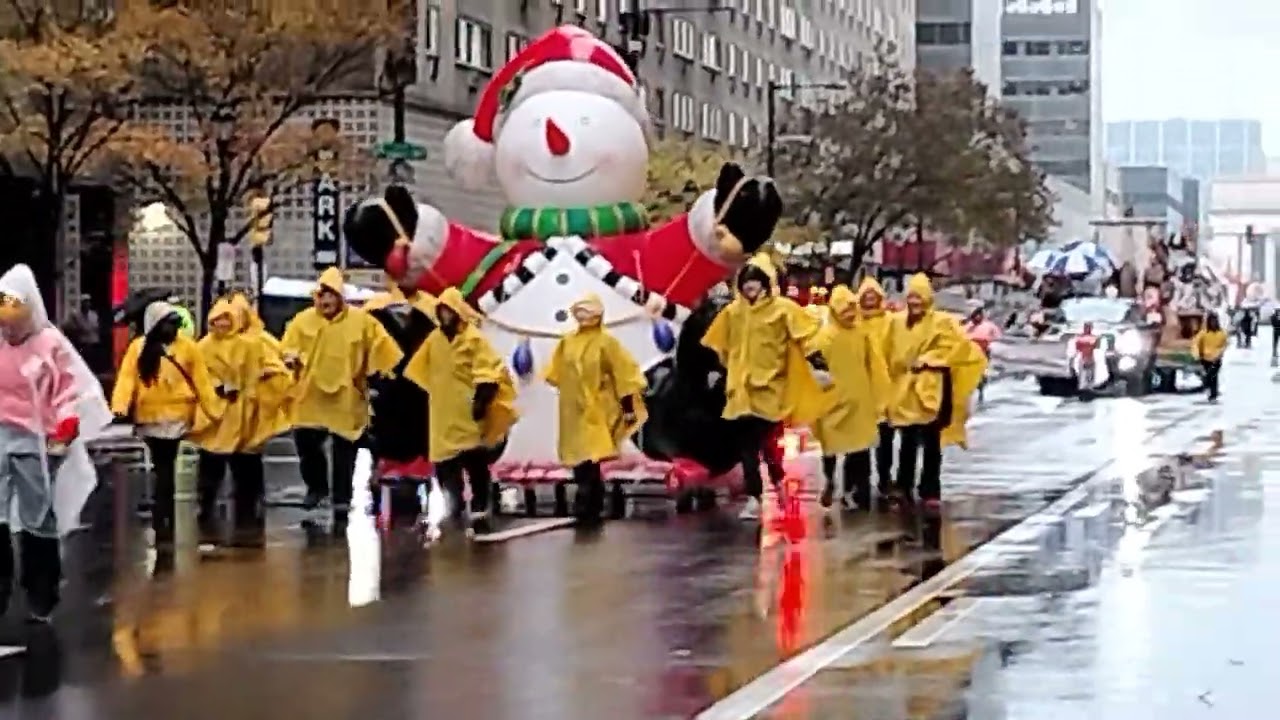 In Spite Of Rain, Thanksgiving Day Parade Marches On – Delaware Valley News