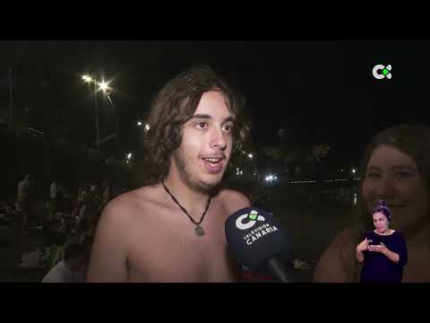 Miles de personas disfrutan la noche de San Juan en Las Canteras
