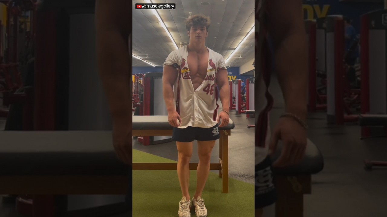 Handsome fit guy muscle flexing 💥🔥 William Richardson #shorts