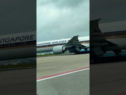 Singapur Airlines at Runway at Frankfurt Airport #shorts #aviation