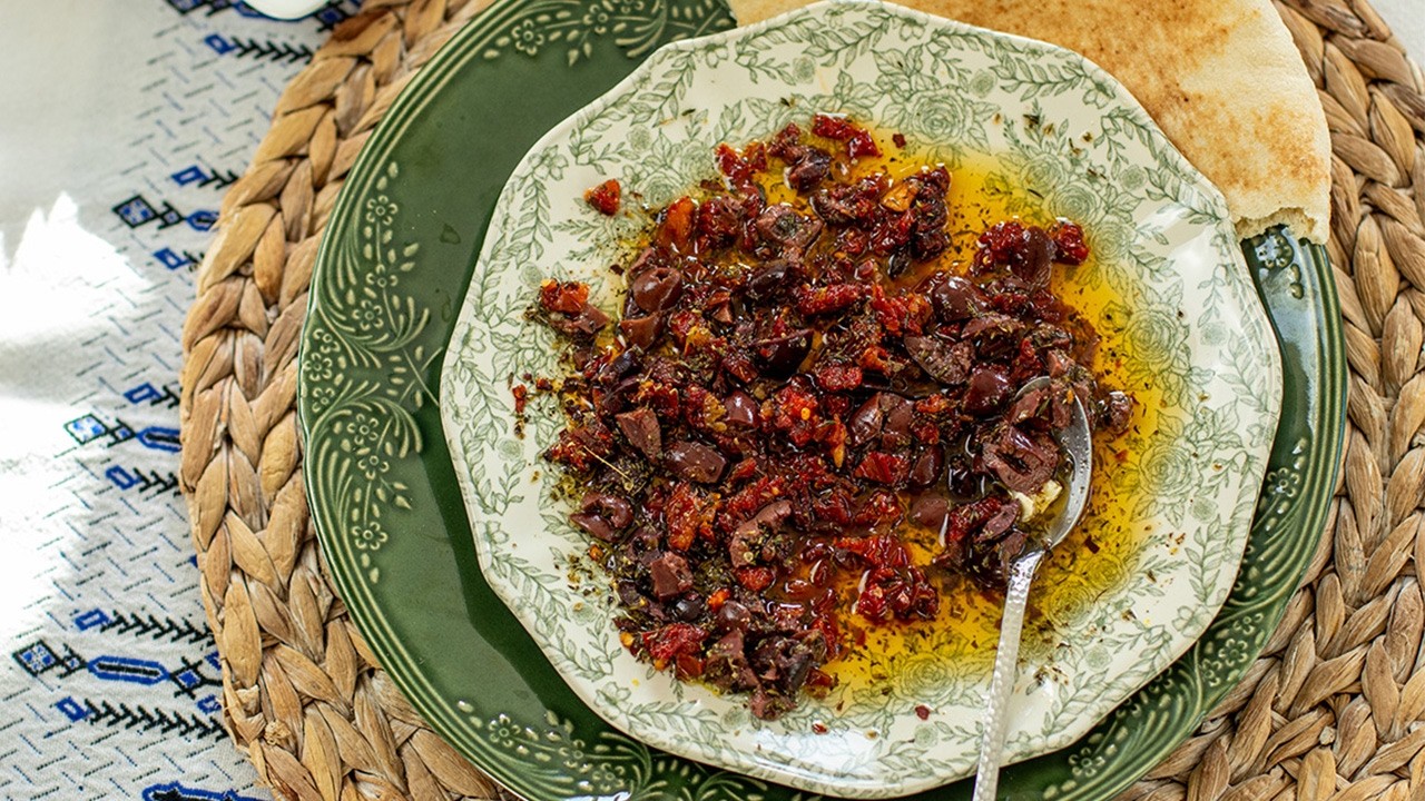 The BEST Greek Bread Dipping Oil – Loaded with Feta, Olives & Sun-Dried Tomatoes!