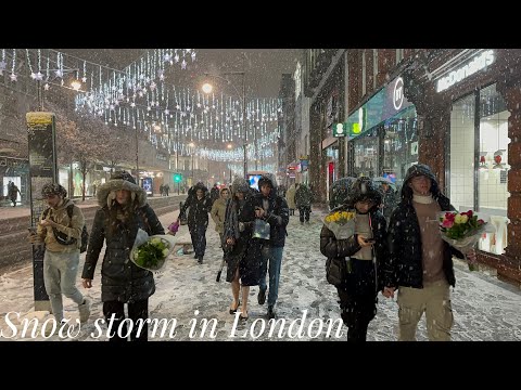 London SNOW Walk β Finally Snowing Central London 2022 | London Best Christmas Lights tour in Snow