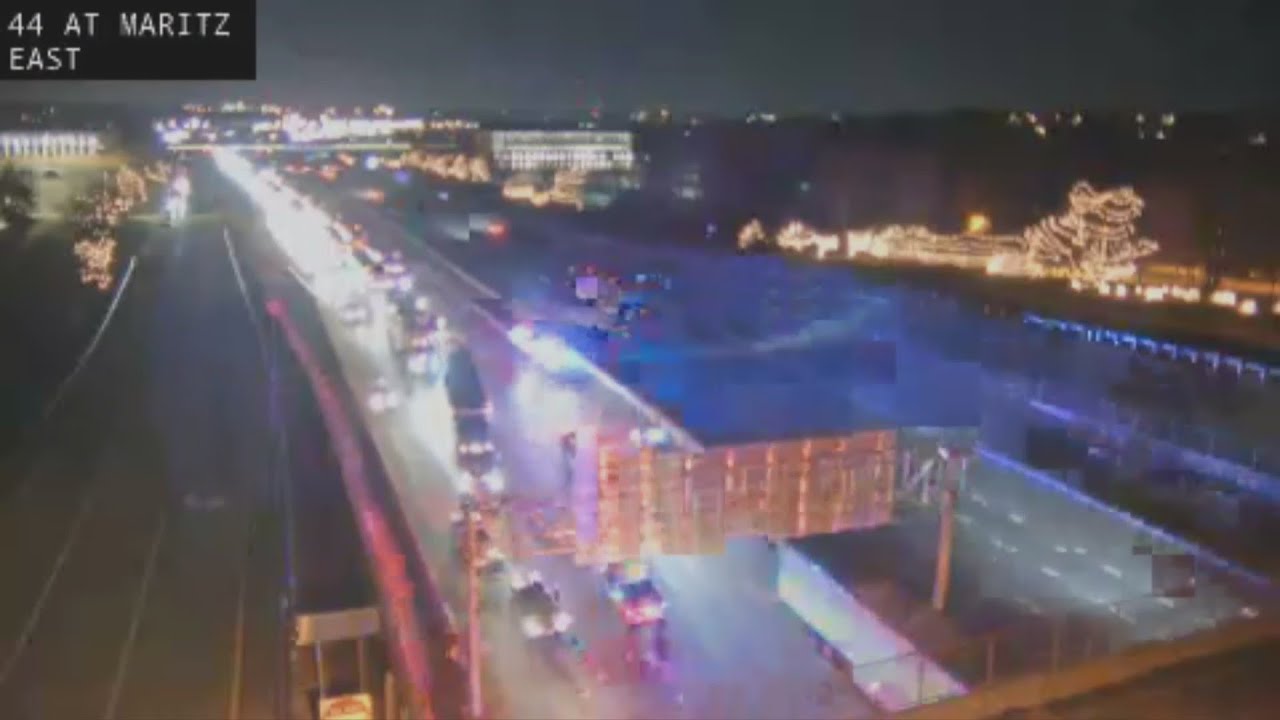 Fatal crash closes lanes of I-44 in Fenton