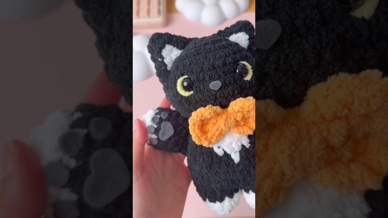 Crocheting a tuxedo cat plushie 💗