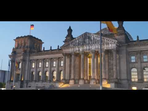 Christo und Jeanne-Claude: 30 JAHRE VERHÜLLTER REICHSTAG in Berlin