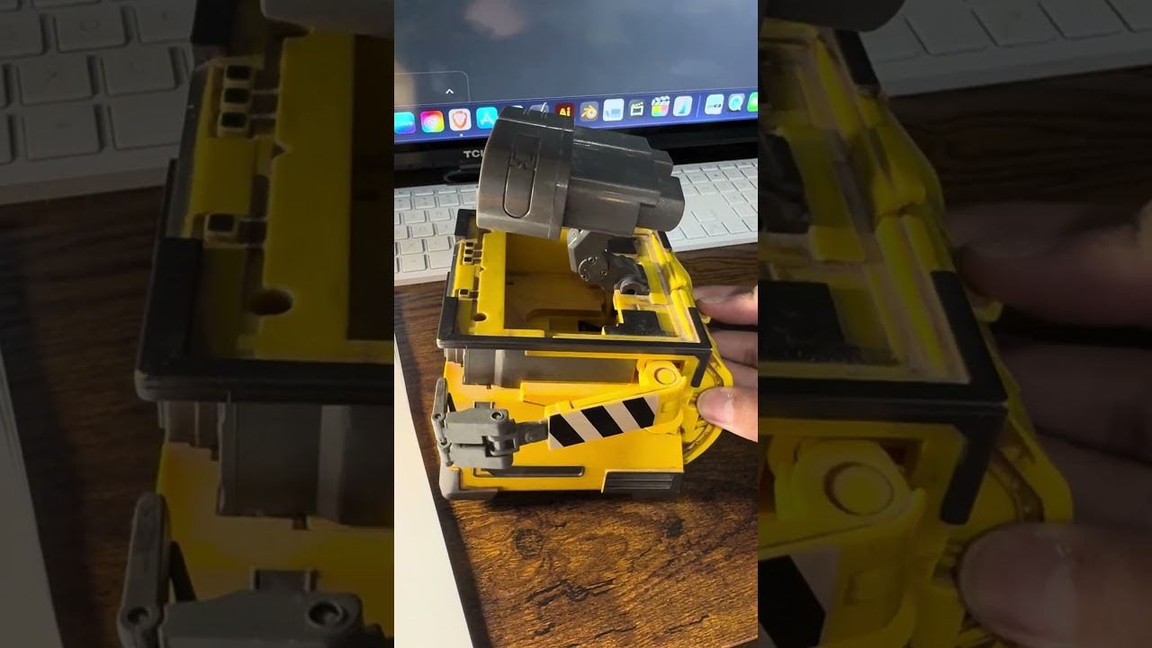 Transforming Wall-E! 🙌 #walle #pixar #disney #walleye #walletoy