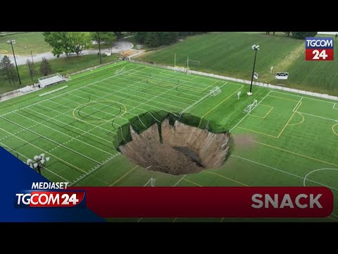 Illinois, voragine nel campo da football: il momento in cui il terreno collassa