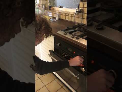 cheesecake de oven uit zetten en het deurtje op een kiertje zetten