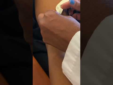 How To Tie a Tourniquet For Blood Draw 🩸 #medicalassistant #phlebotomist #phlebotomy #venipuncture
