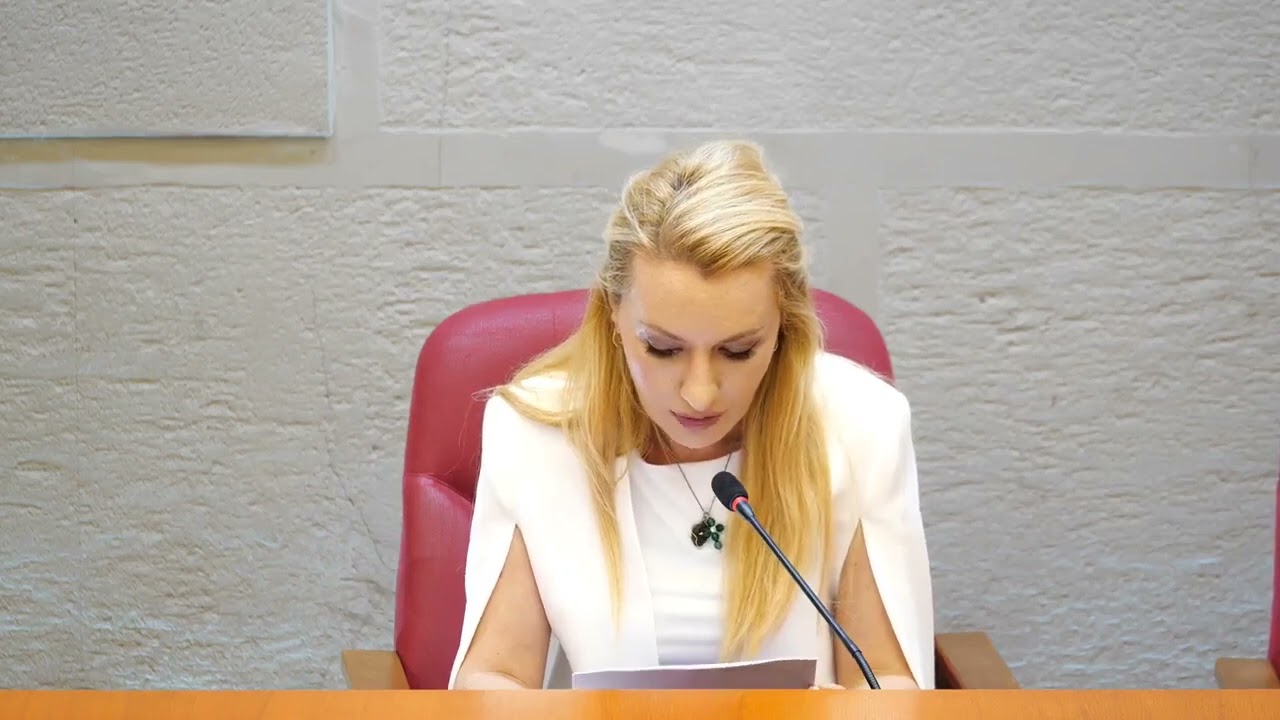 Tensione në mbledhjen e Këshillit Bashkiak të Tiranës, Tedi Blushi qëllon me letra Veliajn