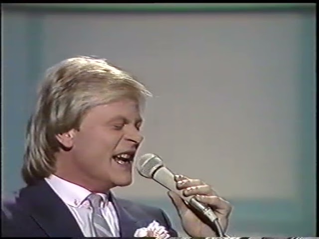 Irish Selection 1984: Robert Strong - "The Show Is Over"