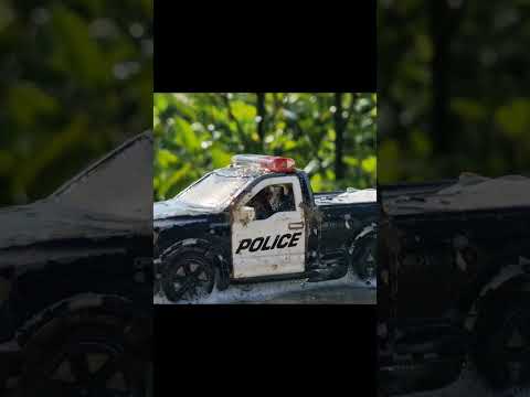 Cleaning mini toy cars, police pickup trucks, cleaning muddy cars