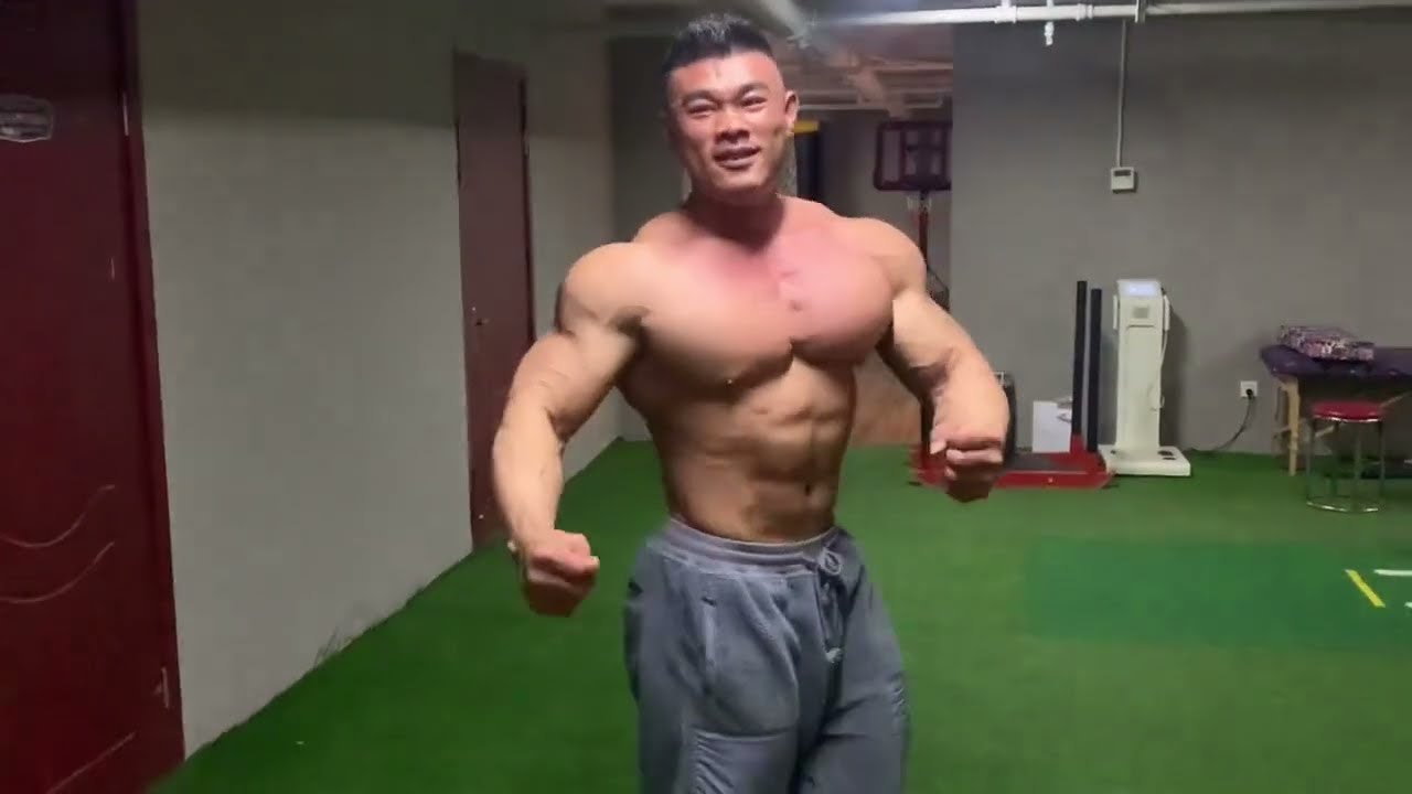 Chinese Bodybuilder Muscle Flexing #161