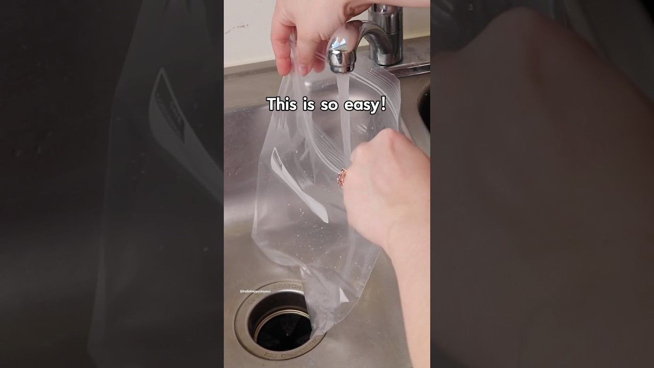 How to make ice! No need for ice trays 🙌🏼 #kitchenhacks #kitchentips