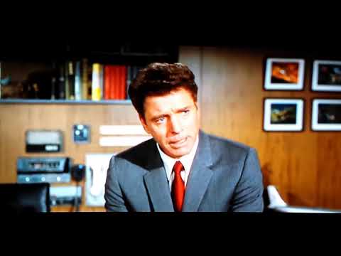AIRPORT Movie Review (1970) Schlockmeisters #854