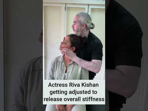 Spine adjustment for actress Riva Kishan by Dr. Sudarshan Singh