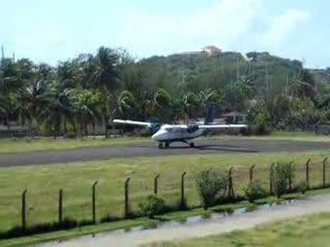 DeHavilland Taking off from Union Island Int.