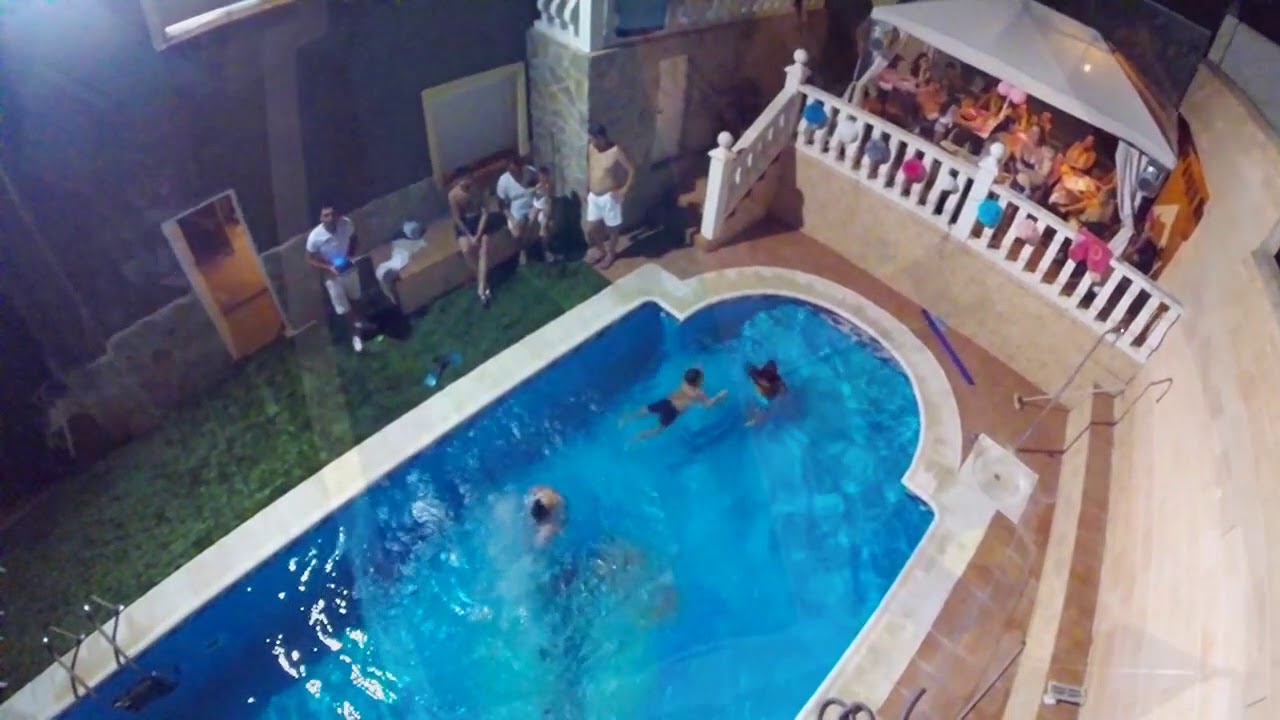 fiesta en la piscina