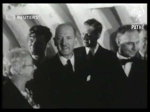 DEFENCE: World War 2: Tube Air raid shelters inspected by Committee (1942)