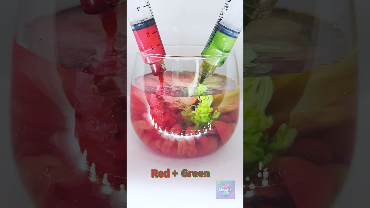 A pop of red, a touch of green ❤️💚